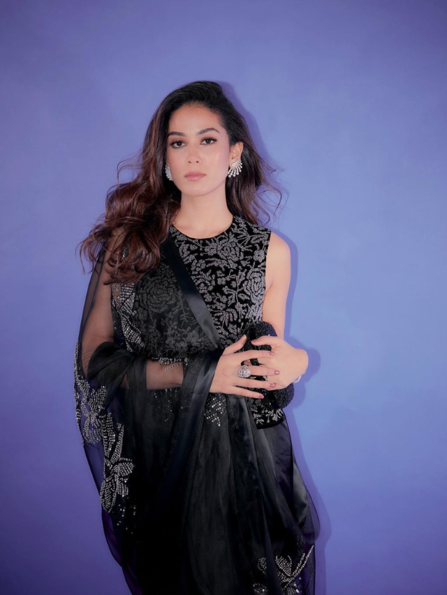 Mira Rajput Said 'Yes' To A Black Saree. We Stan!