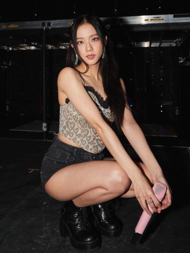 How K-Pop Star Jisoo From BTS Maintains Her Dry Skin With Skincare!