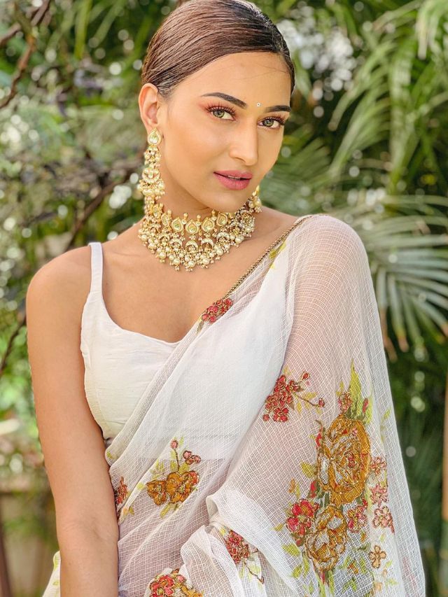 How To Create Stunning Traditional Makeup Looks Like Erica Fernandes?