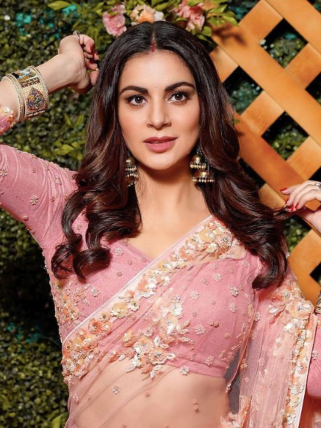 How To Apply Highlighter Like Shraddha Arya For A High-Shine Look