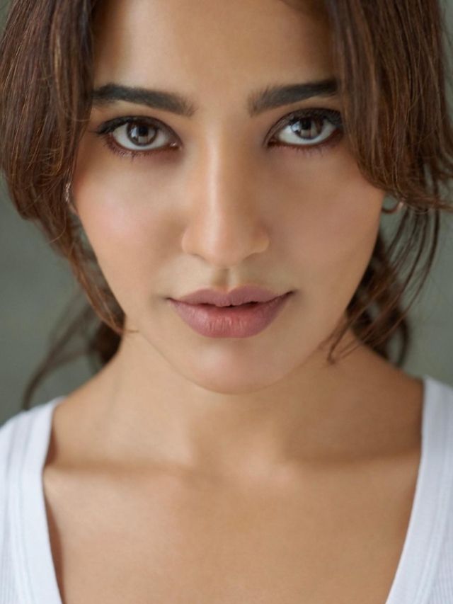 Neha Sharma की तरह पाएं गुलाबों से कोमल होंठ, ये घर में बना स्क्रब आएगा ...