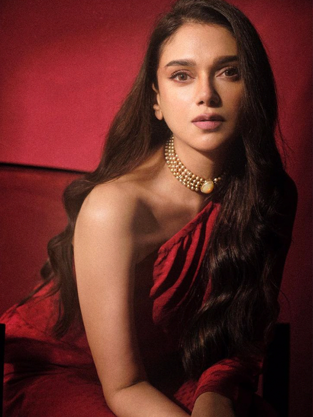 Aditi Rao Hydari’s Latest Sabyasachi Kurta Is Breezy Yet Bright