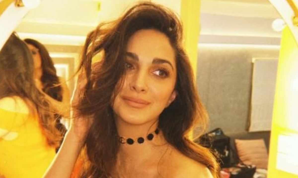 Kiara Advani, Daughter Saraayah Spend Time Reading Magazine. Cute Video ...